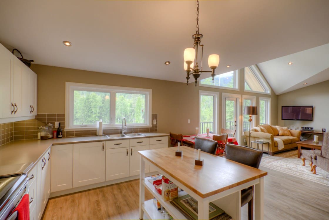 Revelstoke Coach House Timber Frame Design - Streamline Design